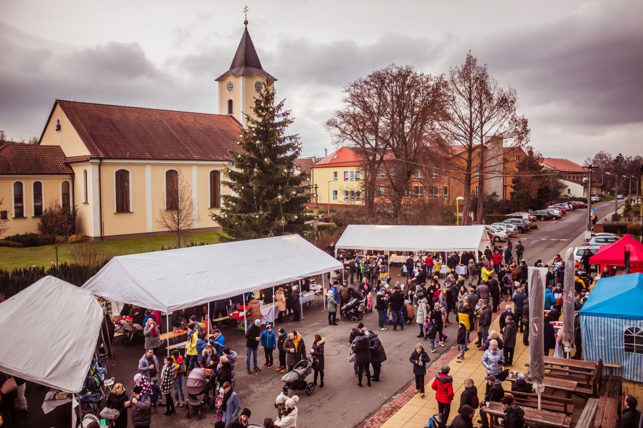 Rok 2022 - Z Mikulášského jarmarku - Oficiální stránky obce Šumice